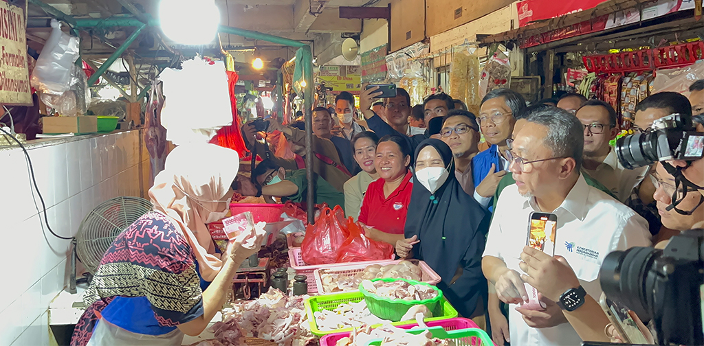 Menteri Perdangan didampingi Plt. Dirjen PDN meninjau Stok dan Harga ...