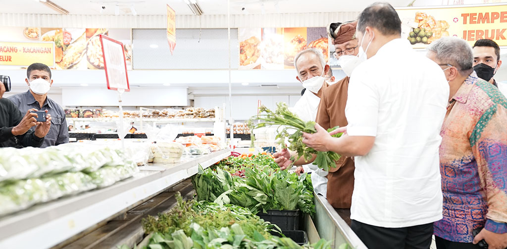 Dirjen PDN Mendampingi Mendag Kunjungi Pasar Swalayan Tiara Dewata dan ...